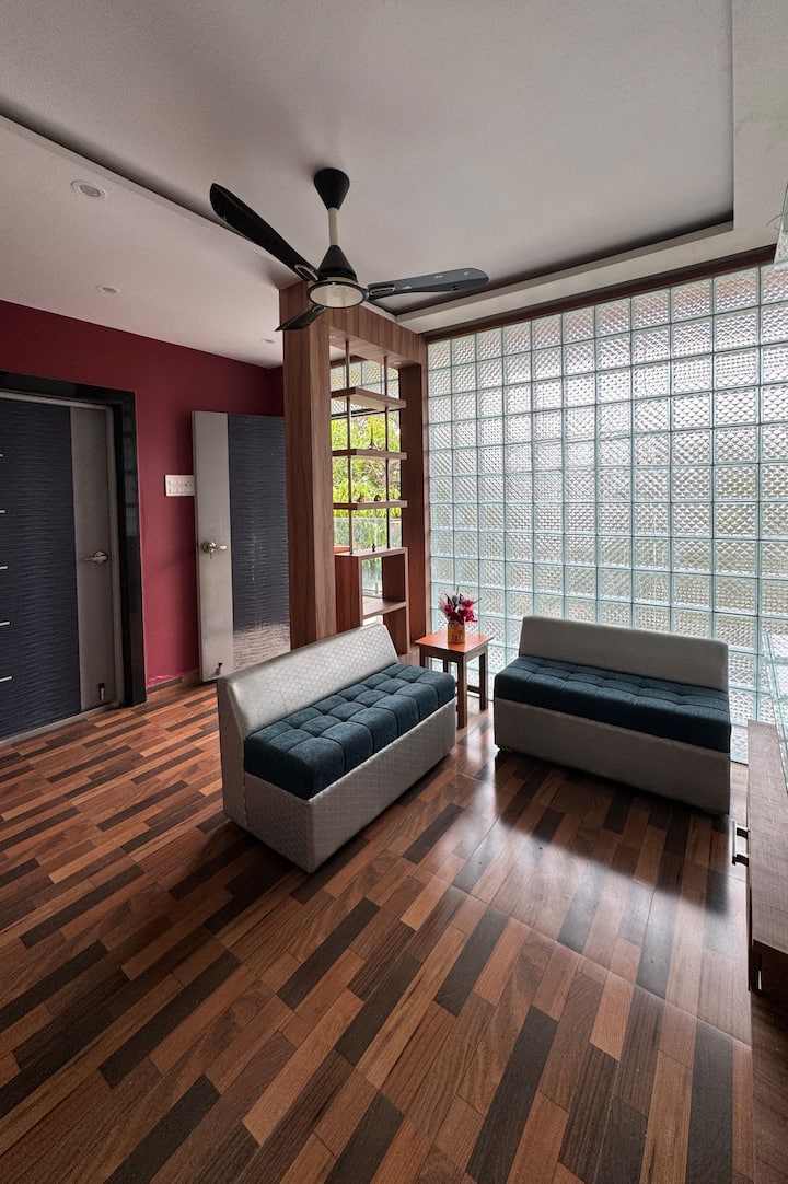 Light-filled Glasshouse Apartment - Nepal