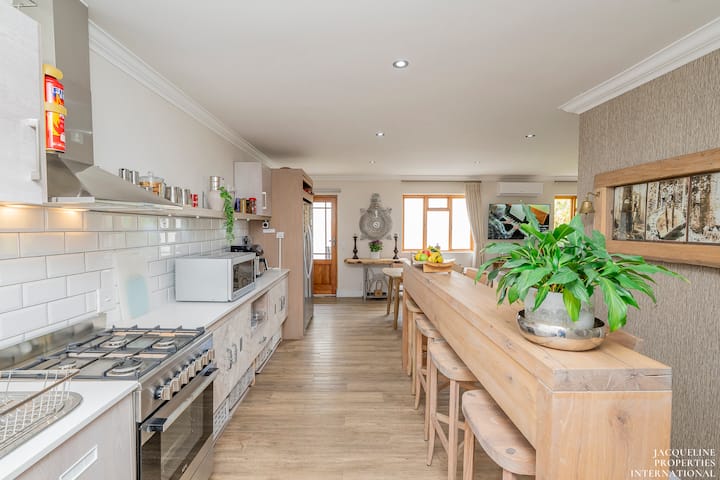 Tranquil, Spacious, And Very Central Apartment - Franschhoek