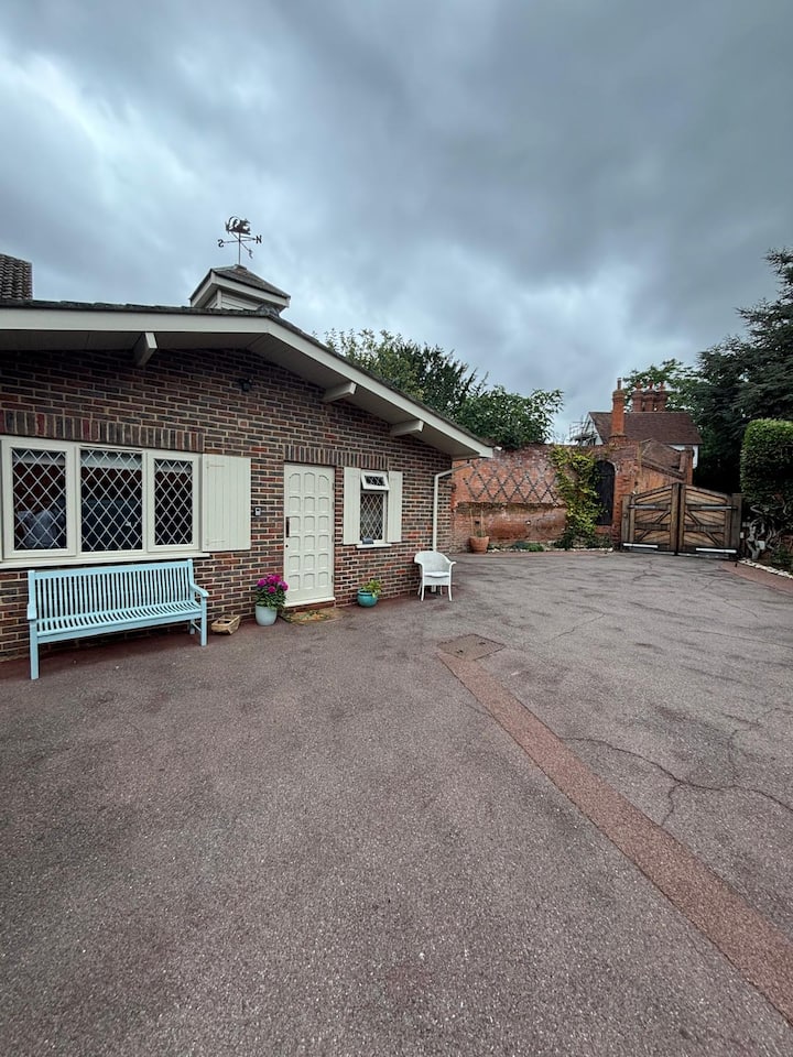 Separate Annexe With Private Parking - Surbiton
