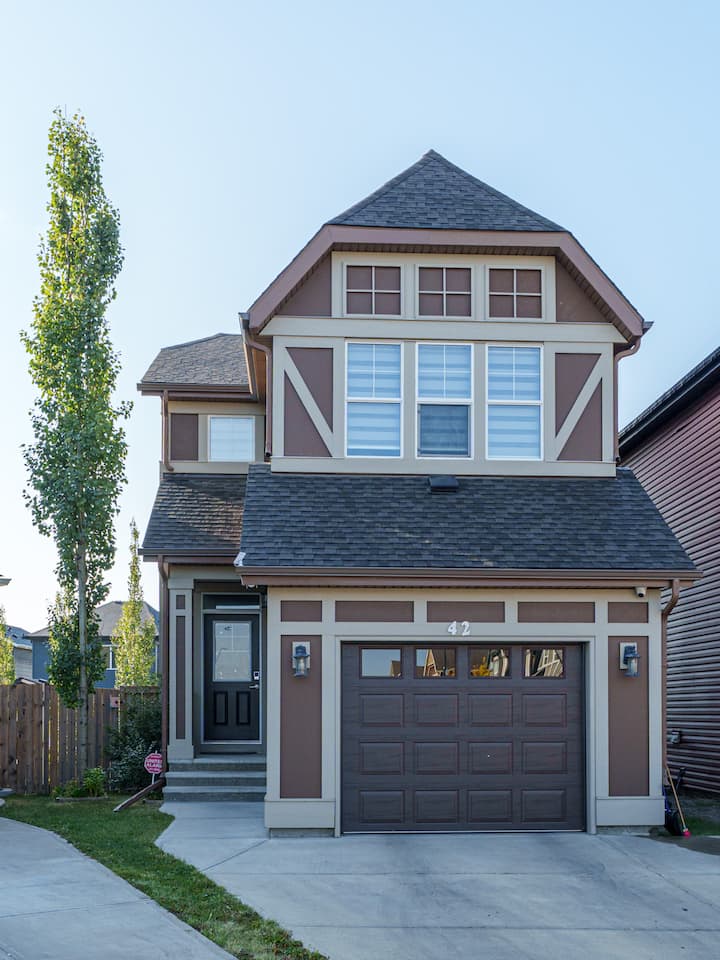 Brand New Renovated Beloved Home! Sleep 8! - Canada