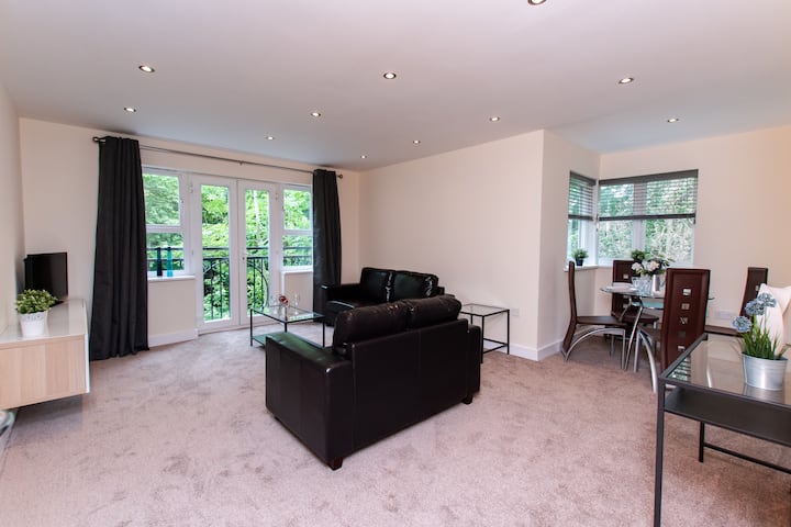 2 Bed/ 2 Bath Short Walk To Town Centre - Crawley