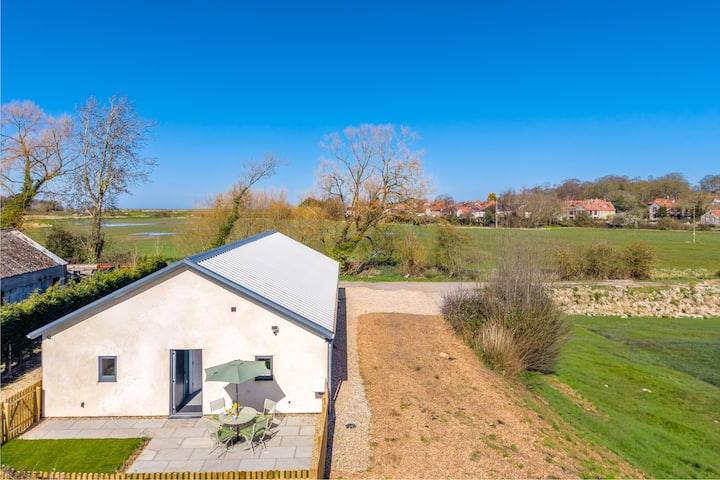 Funzi: Unique Norfolk Retreat, Dog Friendly Garden - Blakeney