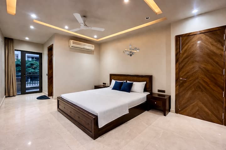 Serene Room | Golf Course Road, Gurgaon - Gurugram