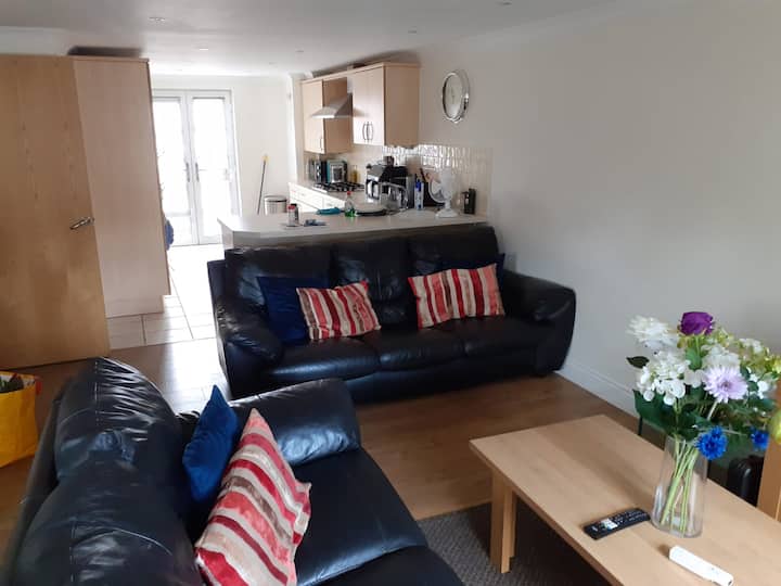 Lovely Three Bed Apartment In Guildford Town - Godalming