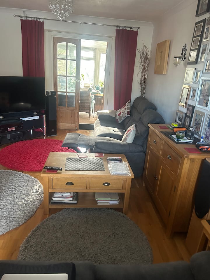 Nice 2 Bedroom Home With Private Garden & Parking - Aylesbury