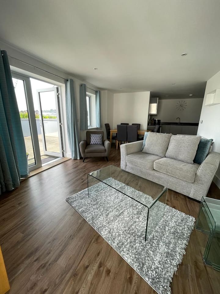 2 Bed/ 2 Bath Apartment In Central Guildford - 쉐어