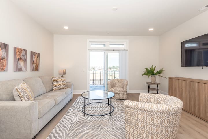 New Pool View Condo - Walk To Outlets + Near Beach - Rehoboth Beach, DE