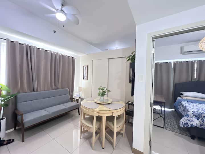 Cozy 2br W/pool & Netflix @ South Residences 6pax - Muntinlupa