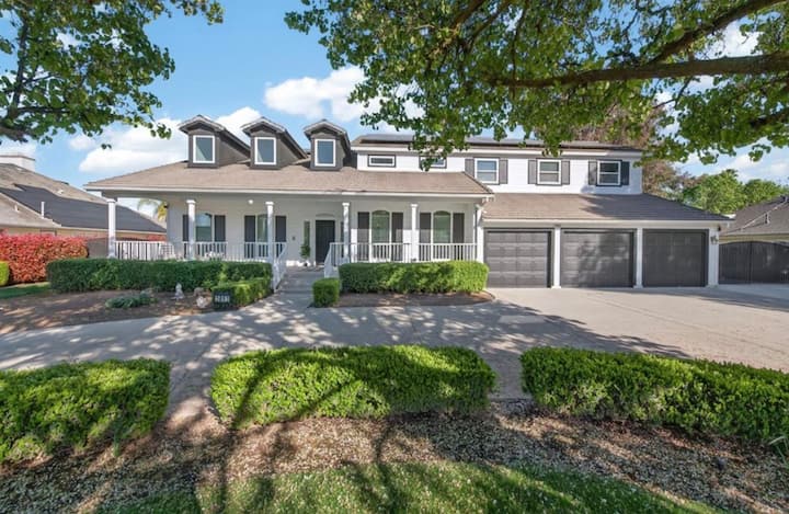 Luxury Family Home With Huge Pool! - Clovis, CA
