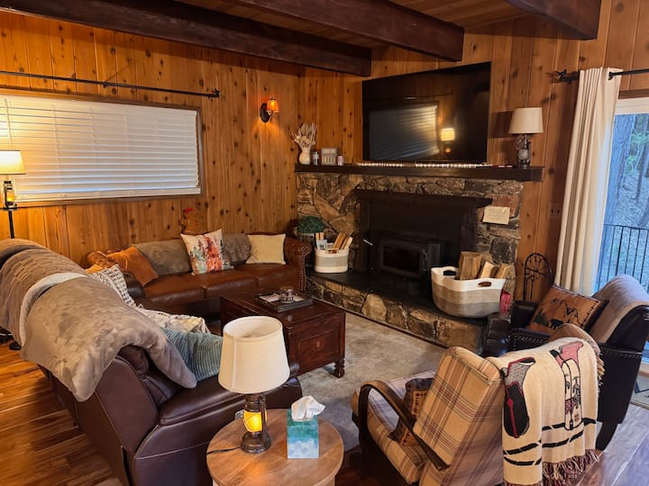 Gingerbread Pines-cozy Cabin Getaway - Lake Arrowhead, CA