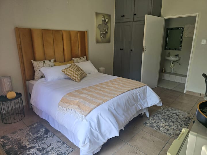 En-suite Bathroom. Wifi, Fridge, Tea Station, Tv - Standerton