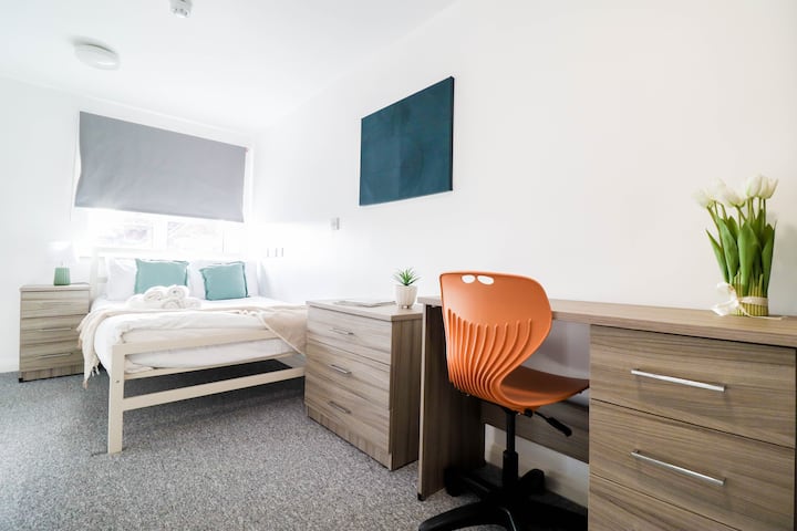 Modern 1-bed Flat | Near Hospital & City Centre - Southampton