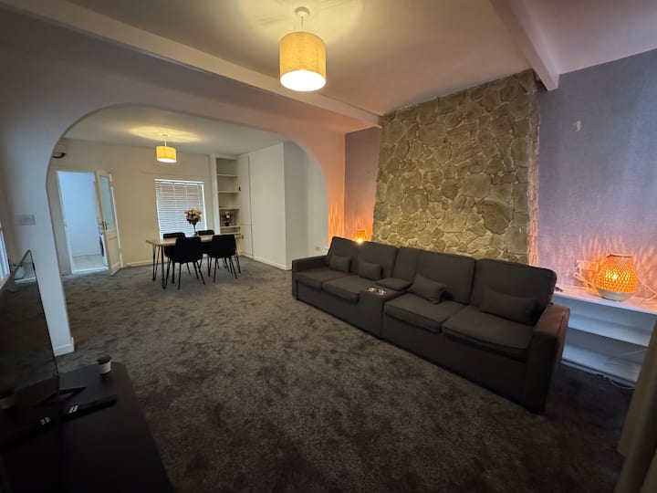 Two Bed House | Sleeps 4 | Long Stays - Wellingborough