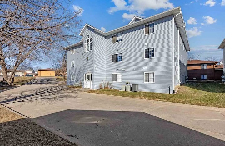Modern 2br Near Uiowa | Covered Parking + Laundry - Iowa City, IA