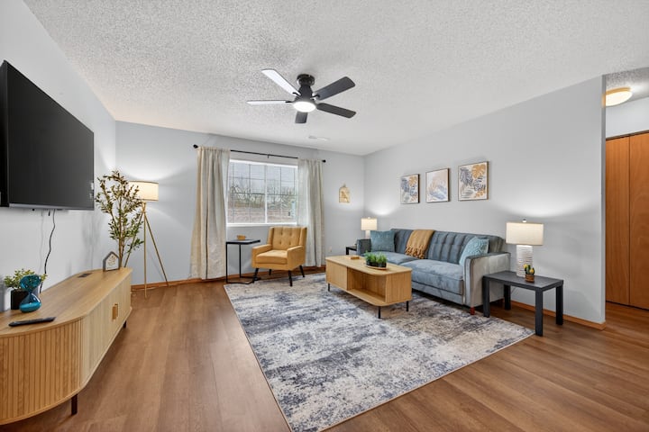 Modern 2br Near Uiowa | Covered Parking + Laundry - Iowa City, IA