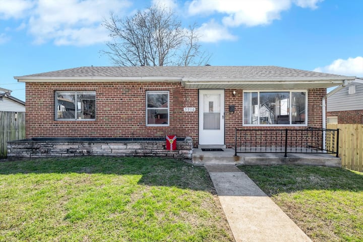 So Stl Stay: Near Downtown • Workspace • Game Room - St. Louis, MO