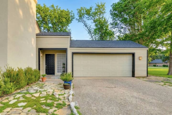 10 Sleeper | Pool Access, Ac, Bbq Facilities - Garland, TX