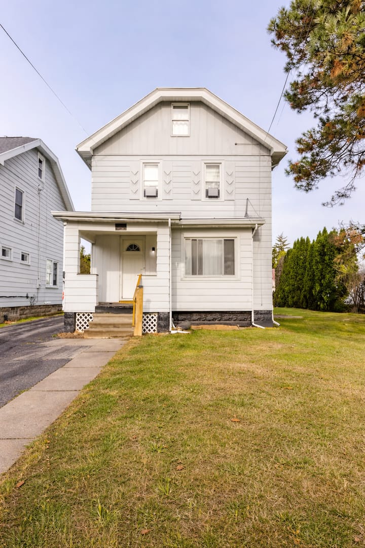 Peaceful Whole House Retreat | Sleeps 10 Near Rgh - Rochester, NY