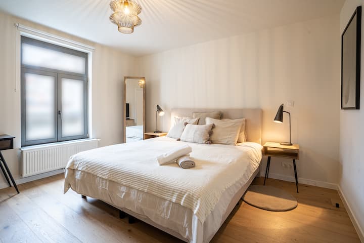 New - La Maison - Vogelpik (2nd Left) - Bruselas, Bélgica