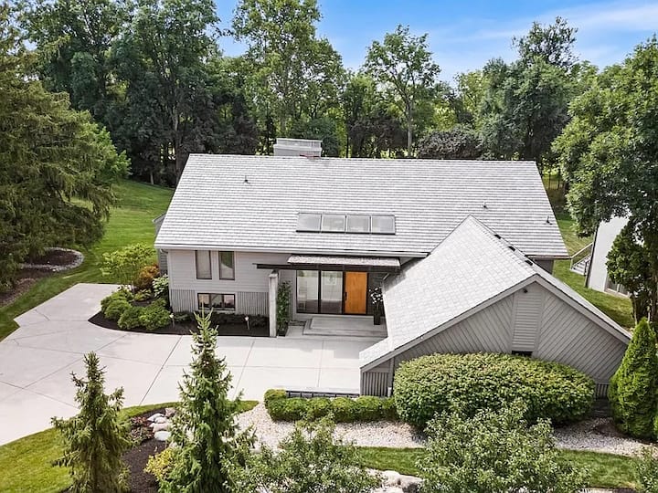 Muirfield Modern Retreat, @6th Hole, Deck & Big Tv - Dublin, OH