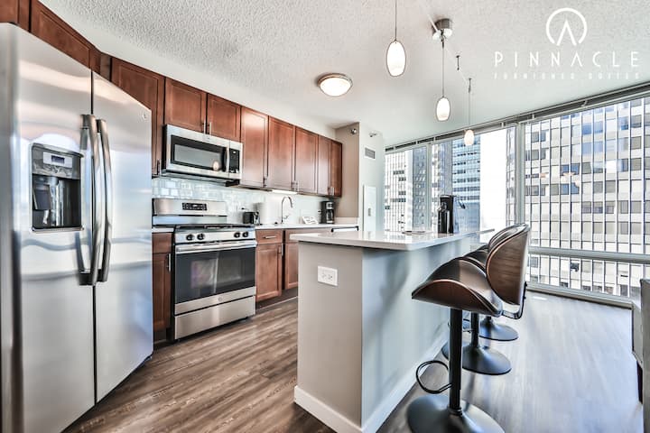 Your Chicago Base | Streeterville 2br/2ba Retreat - Chicago
