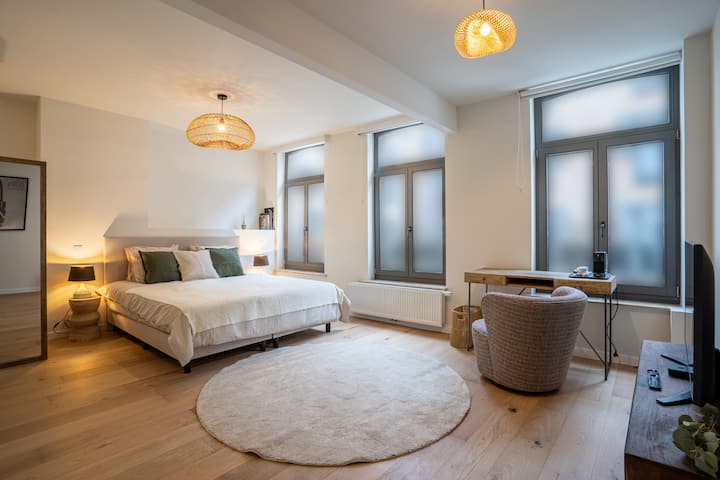 New - La Maison - Boentje (2nd Right) - Brussels