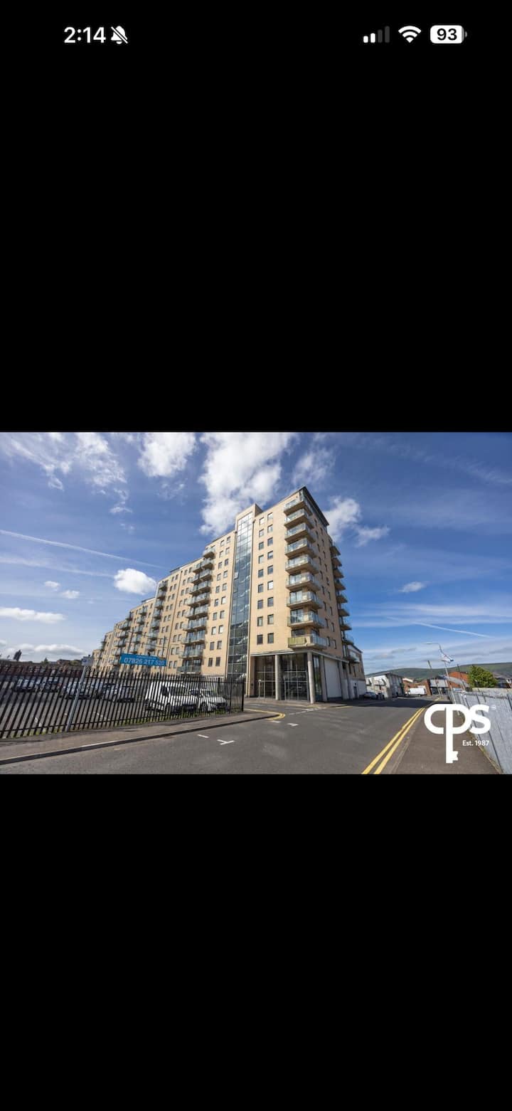Two Bedroom Spacious Living Room With Balcony. - Belfast