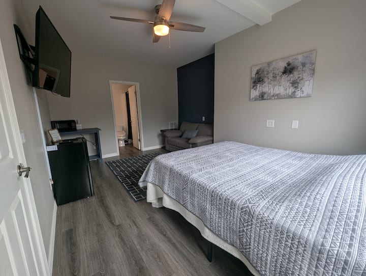 Private Bedroom & Bath – Right Off Freeway - Fayetteville, AR