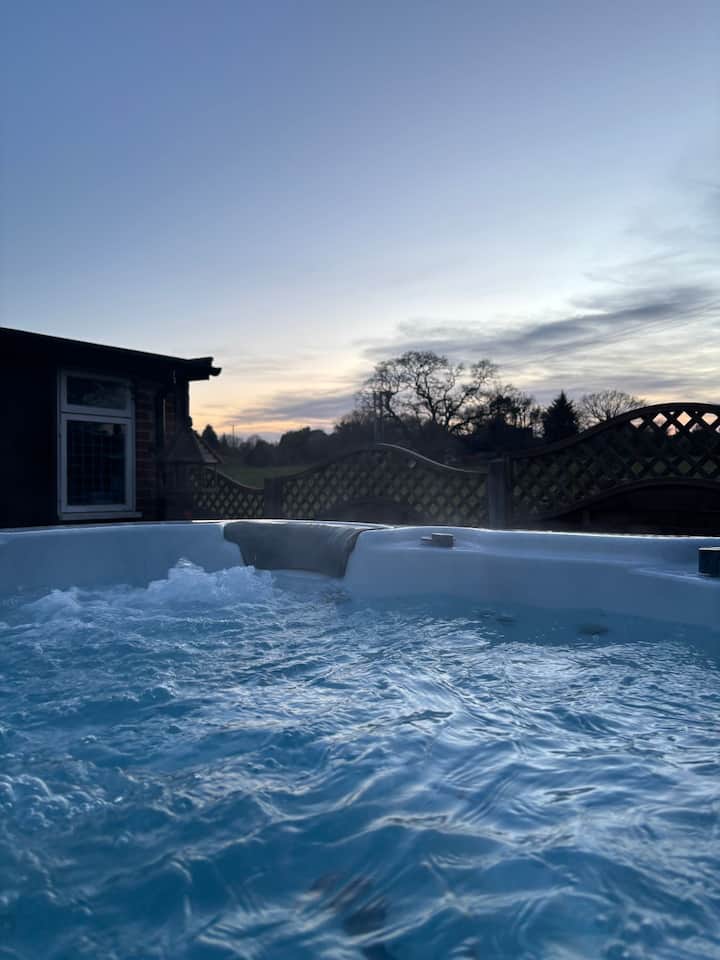 #135 Lux Countryside Retreat W/ Hottub |Sleeps 6 - Stourport-on-Severn