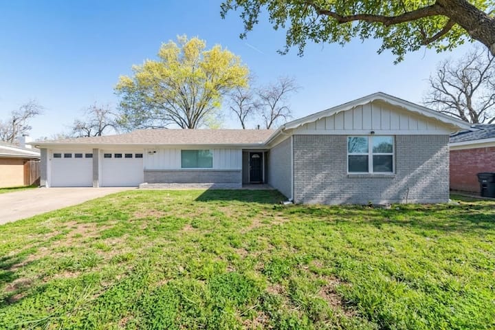 3 Bed/2 Bath*workspace*pets Ok*garage*fenced - North Richland Hills, TX
