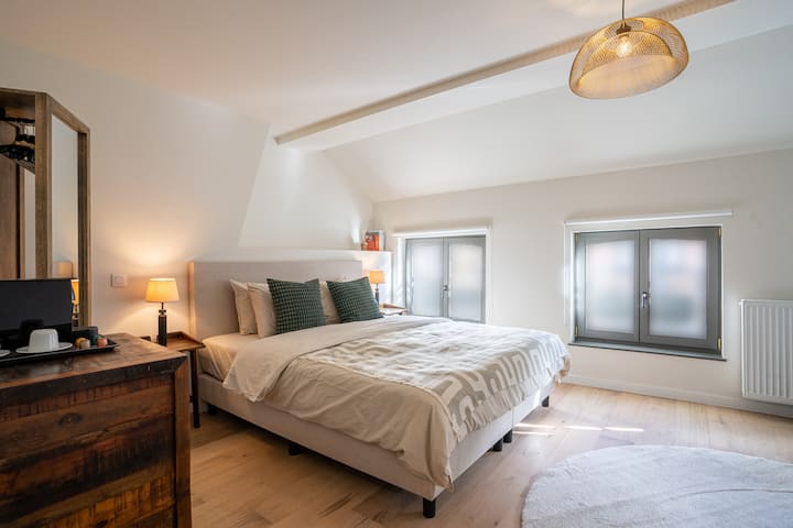 New - La Maison - Babbeleir (3rd Right) - Brussels