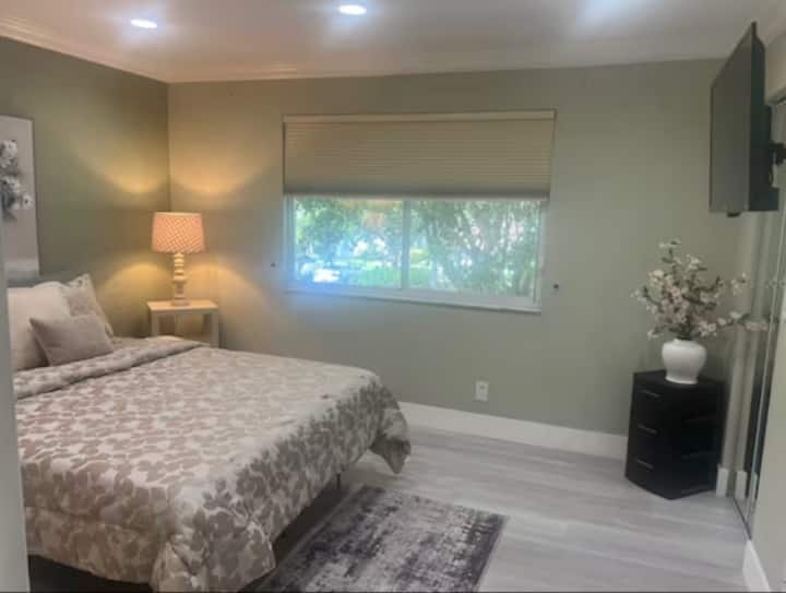 Two Bedroom Sweetie Home Away From Home - Deerfield Beach, FL