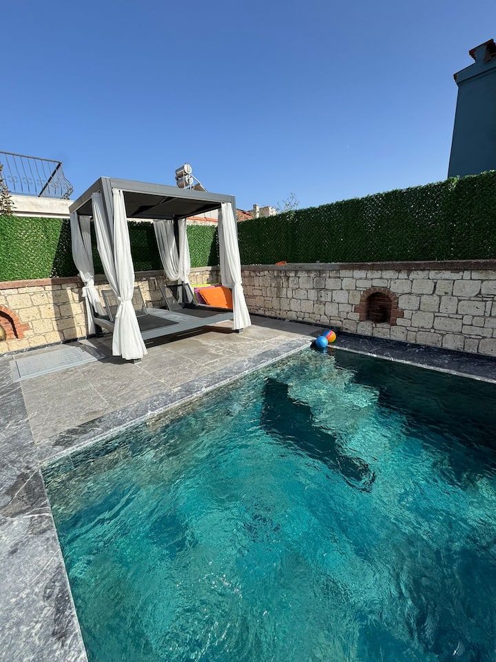 Alaçatı’da Havuzlu,bahçeli,kiralık Villa - Alaçatı