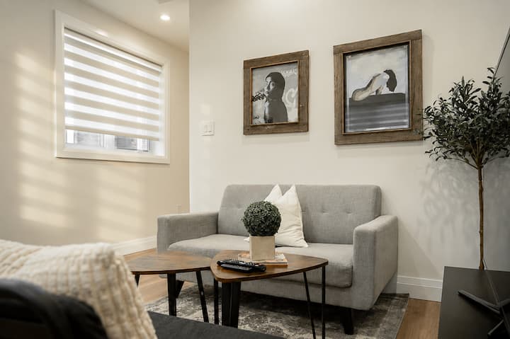 Modern 2br | Parking | Near Liberty Village - トロント