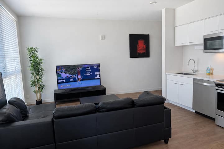 Modern Downtown Oakland 1br W/balcony & City Views - Alameda, CA