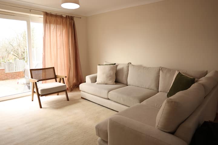 Spacious 3bed Semi-detached House - Dunstable