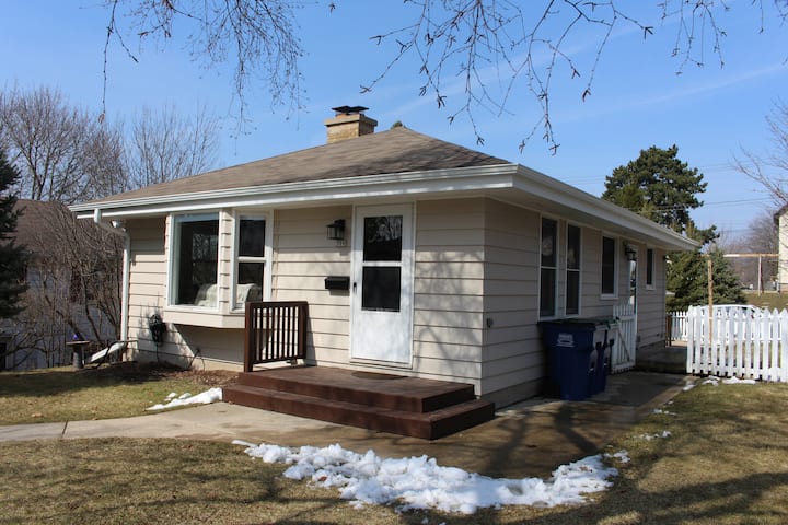 Charming Downtown Port Washington Home! - Grafton, WI