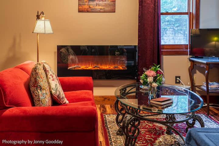 Cliff Cottage Inn - Thoreau Queen Jacuzzi Suite - Eureka Springs, AR