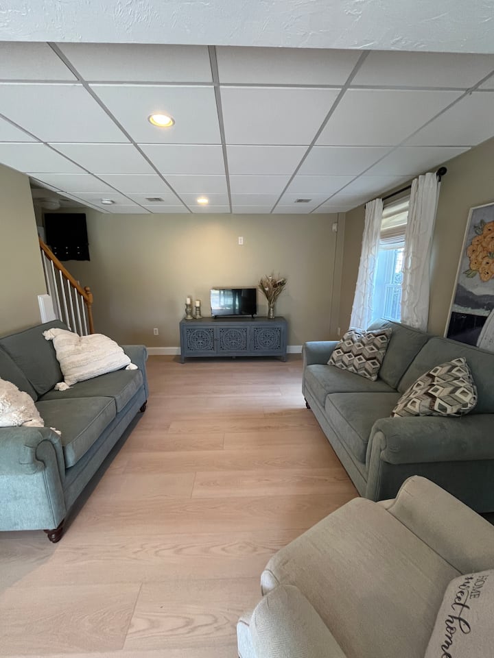 Four Oaks Guest House 
Golf, Umass Lowell 93/3/495 - La Rivera, Pelham