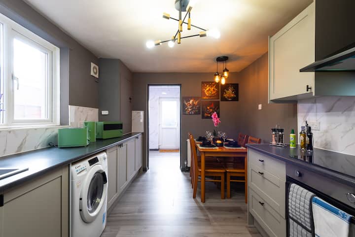 Amen Hull Comfort 4br Home | 2 Bathrooms | Central - Hull