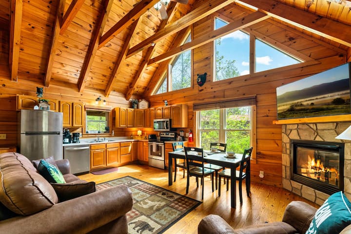 Ridgecrest Retreat | Hot Tub • Decks • Game Room - Gatlinburg, TN