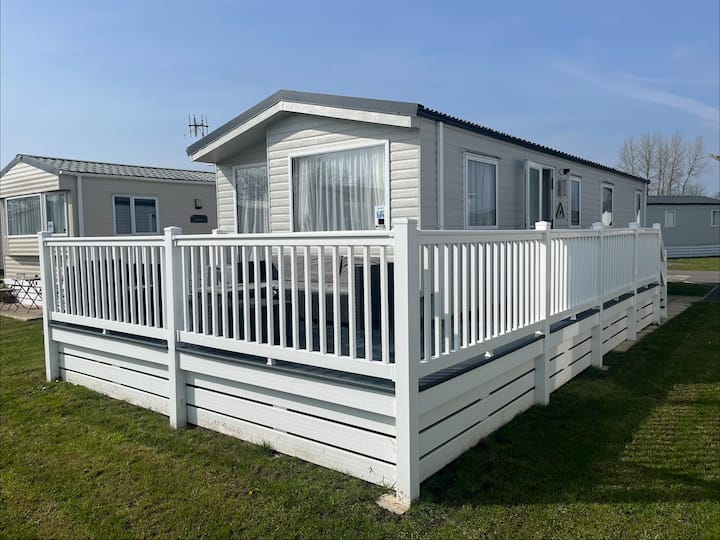 Lakeside 3br Caravan, Sleeps Up To 6 With Decking - Chichester