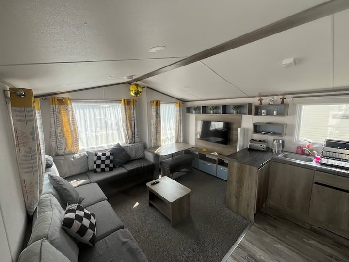 Lakeside 3br Caravan, Sleeps Up To 6 With Decking - West Wittering