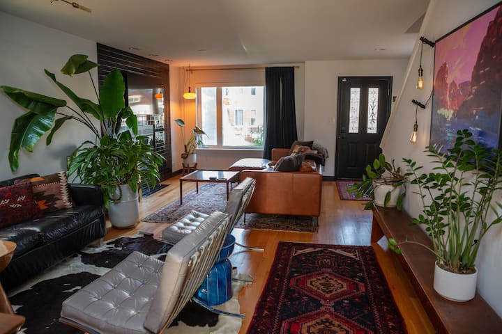 Boho Luxe Retreat | Garage Parking | Sleeps 13 - Chicago