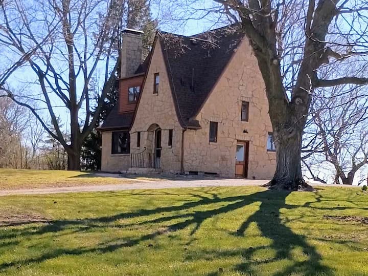 Red Gable Stone Cottage - Champaign