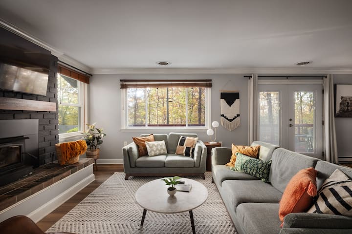 Huckleberry Hills | Hot Tub & Fire Pit & Dogs - Walsh Family Wine, Purcellville