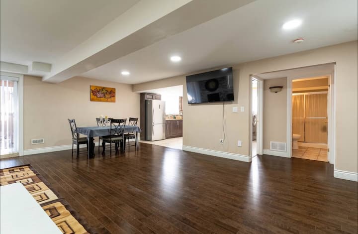 Cozy & Modern 2-bedroom Home - Windsor