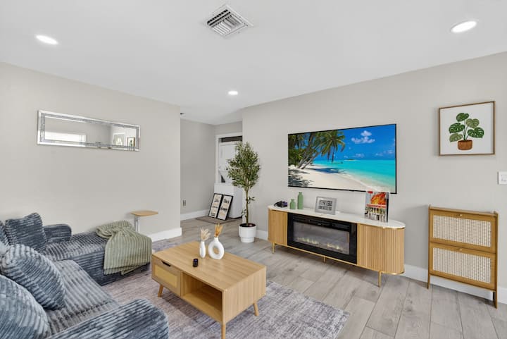 Lux 2 King Bed-ps5-office-4-mins-to-downtown - Punta Gorda, FL