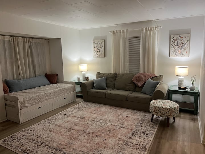 Charming 2 Bedroom Home With Large Yard - Belleville, IL