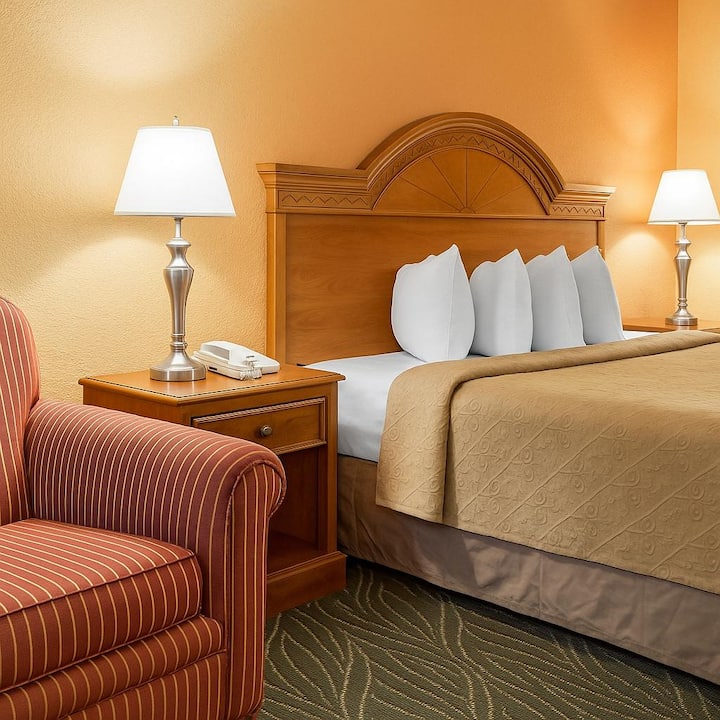 Quality Inn King Room + Pool, Gym & Breakfast - Gaylord, MI
